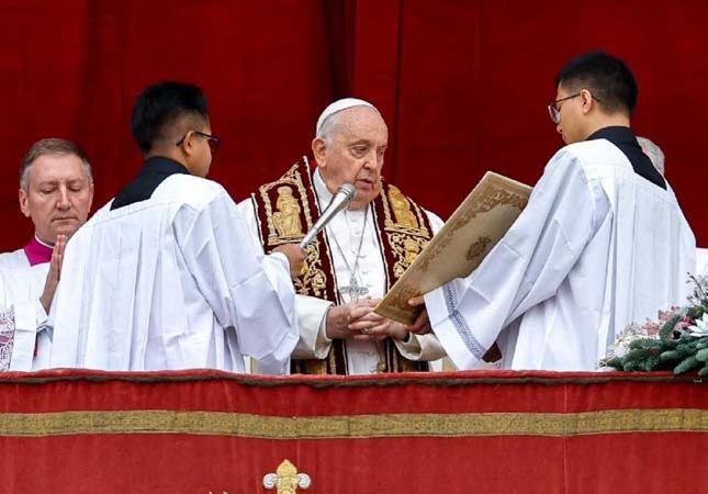 Diocese of Saginaw | Pope Francis prays before giving his Christmas ...