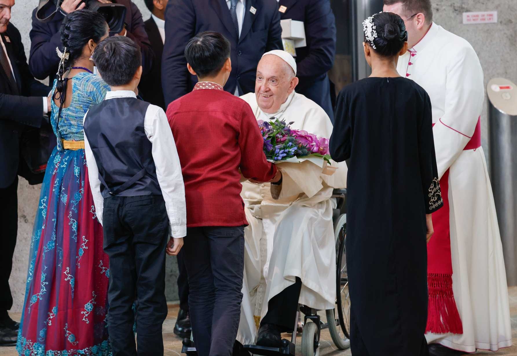 Diocese of Saginaw | Pope Francis receives a bouquet of flowers from a ...